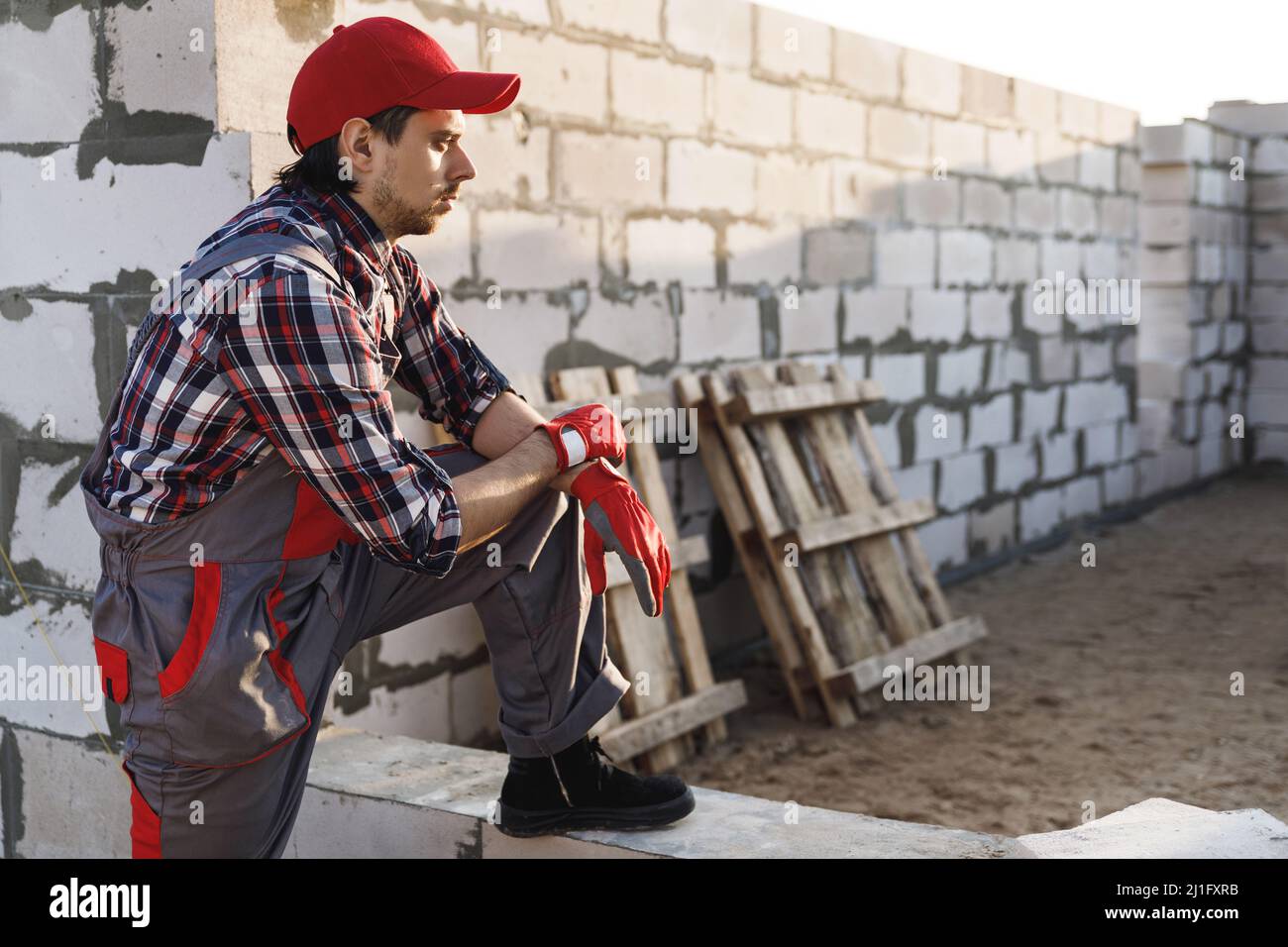 Professional bricklayer man at the construction site Stock Photo - Alamy