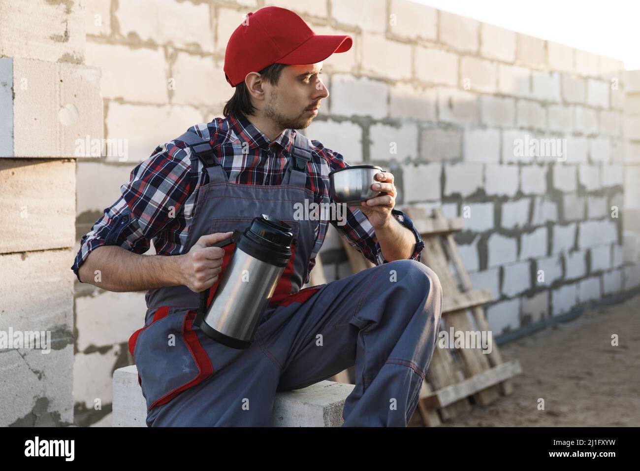 Tea break builder hi-res stock photography and images - Alamy