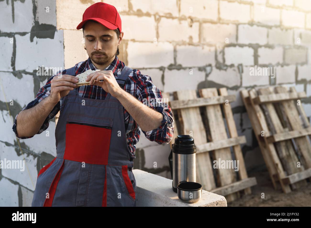 Professional bricklayer during the lunch at the work Stock Photo - Alamy