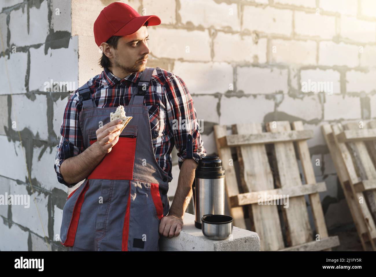 Professional bricklayer during the lunch at the work Stock Photo - Alamy