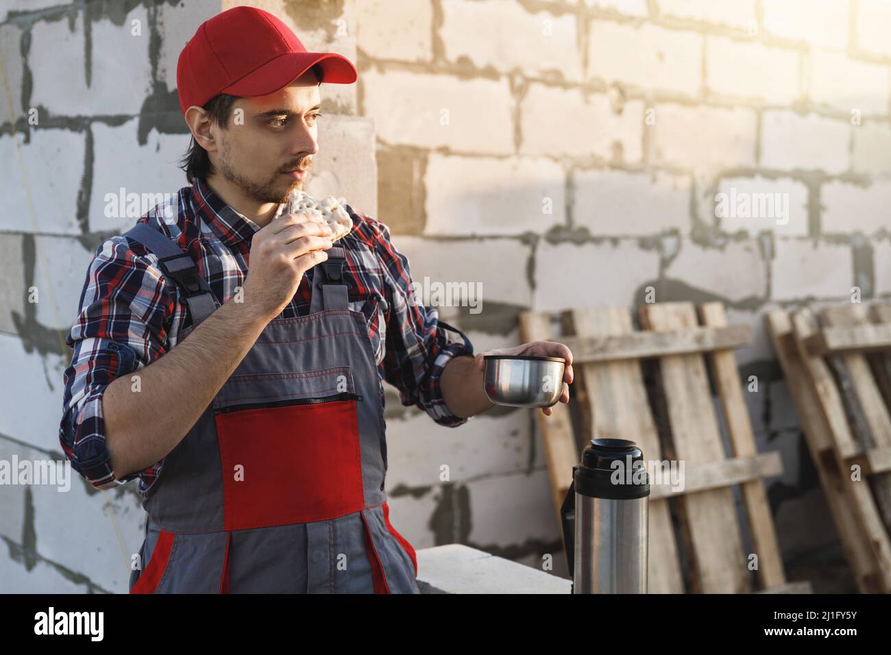 Professional bricklayer during the lunch at the work Stock Photo - Alamy