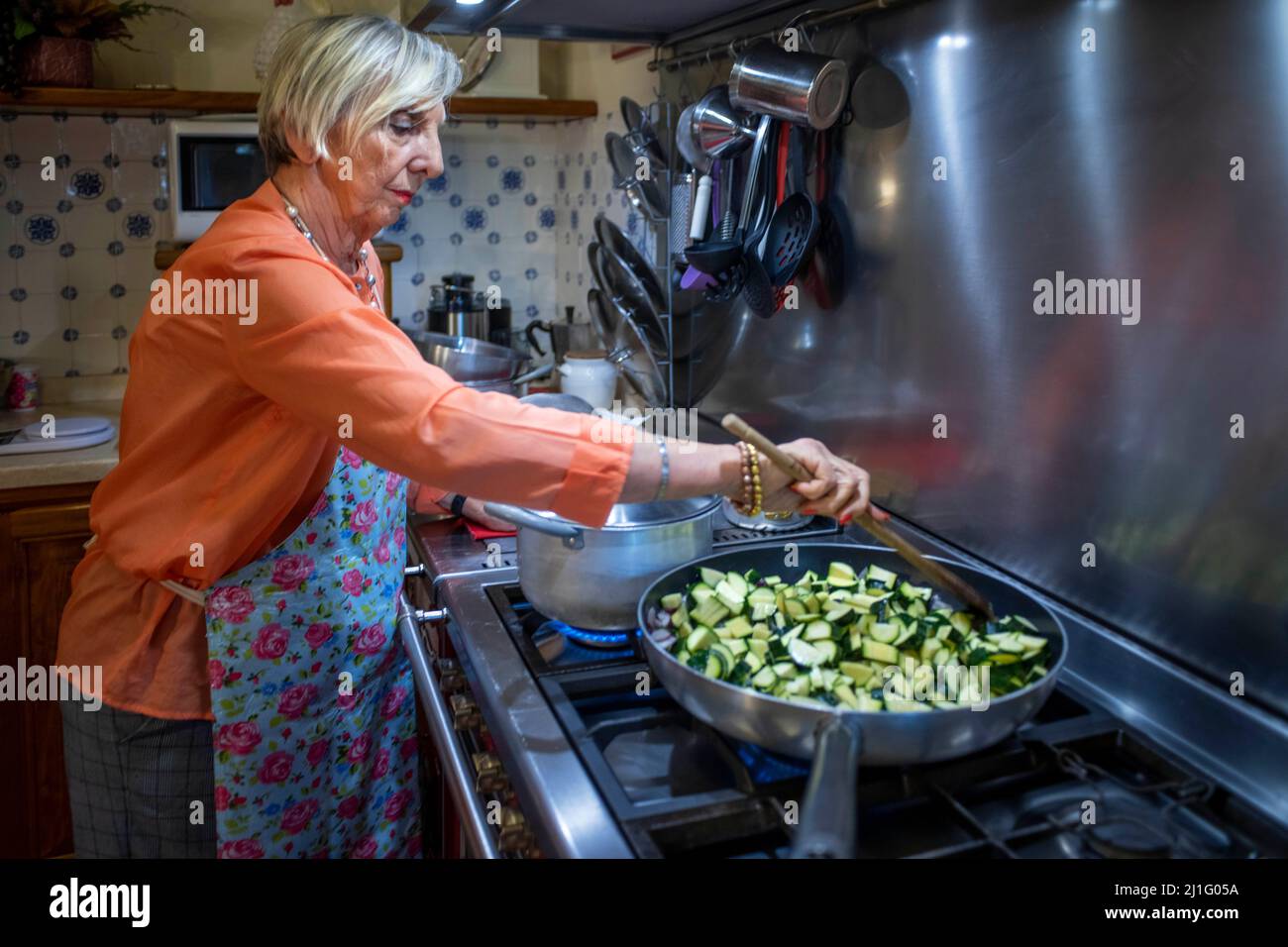 Nonna cook hi-res stock photography and images - Alamy