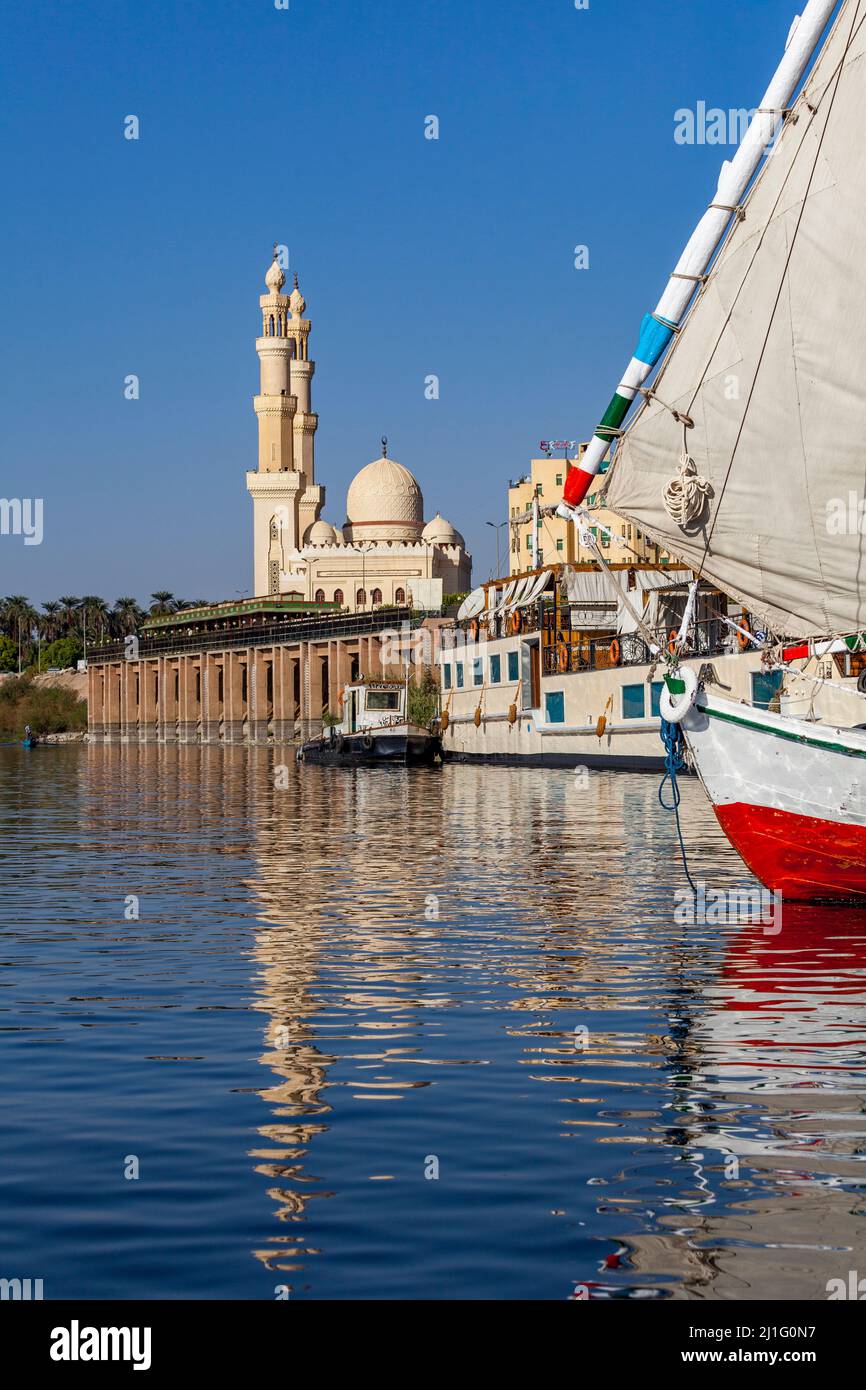 Jami Mosque (al masjid al jamia) and boats on the Nile in Aswan, Egypt ...