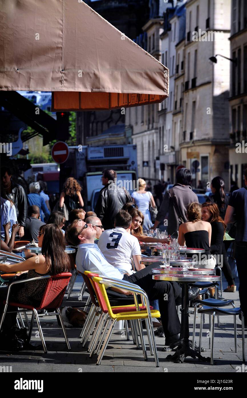Parisian Café Terrace in Summer - Paris - France Stock Photo - Alamy