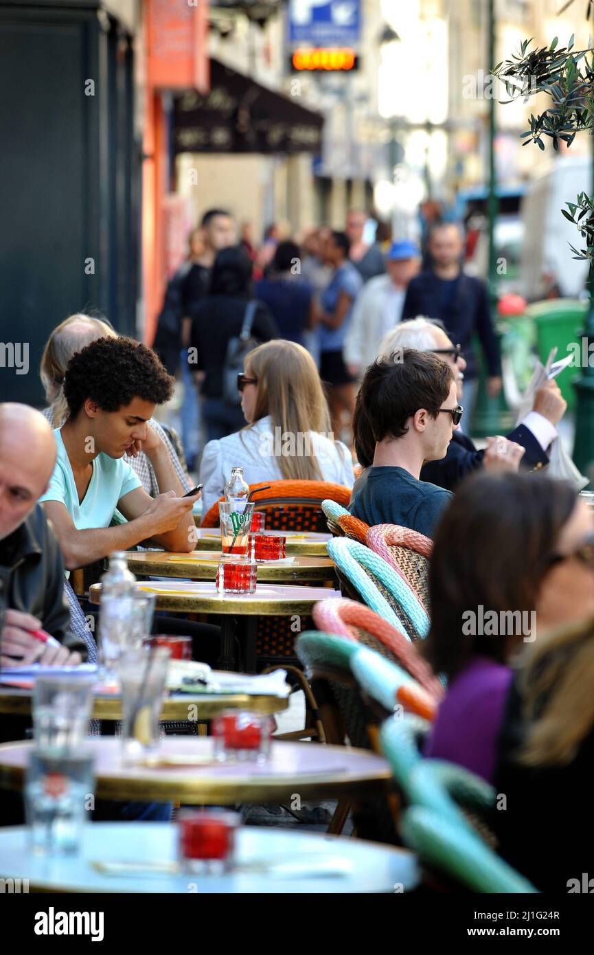 Parisian cafe terrace hi-res stock photography and images - Alamy