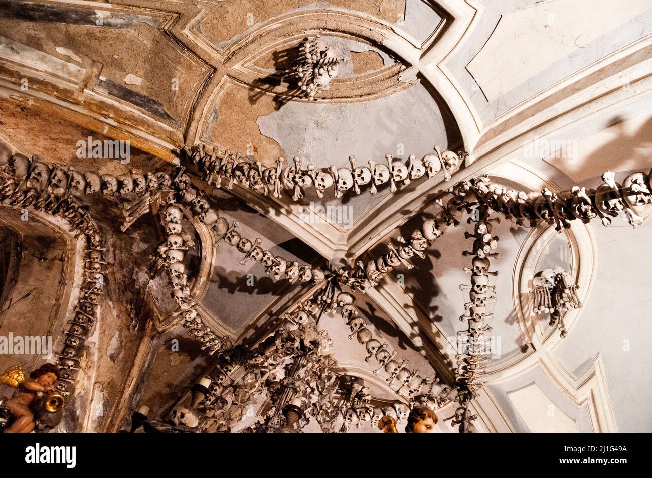 Vaulted ceiling skull garlands of the Sedlec Ossuary Bone Church in ...