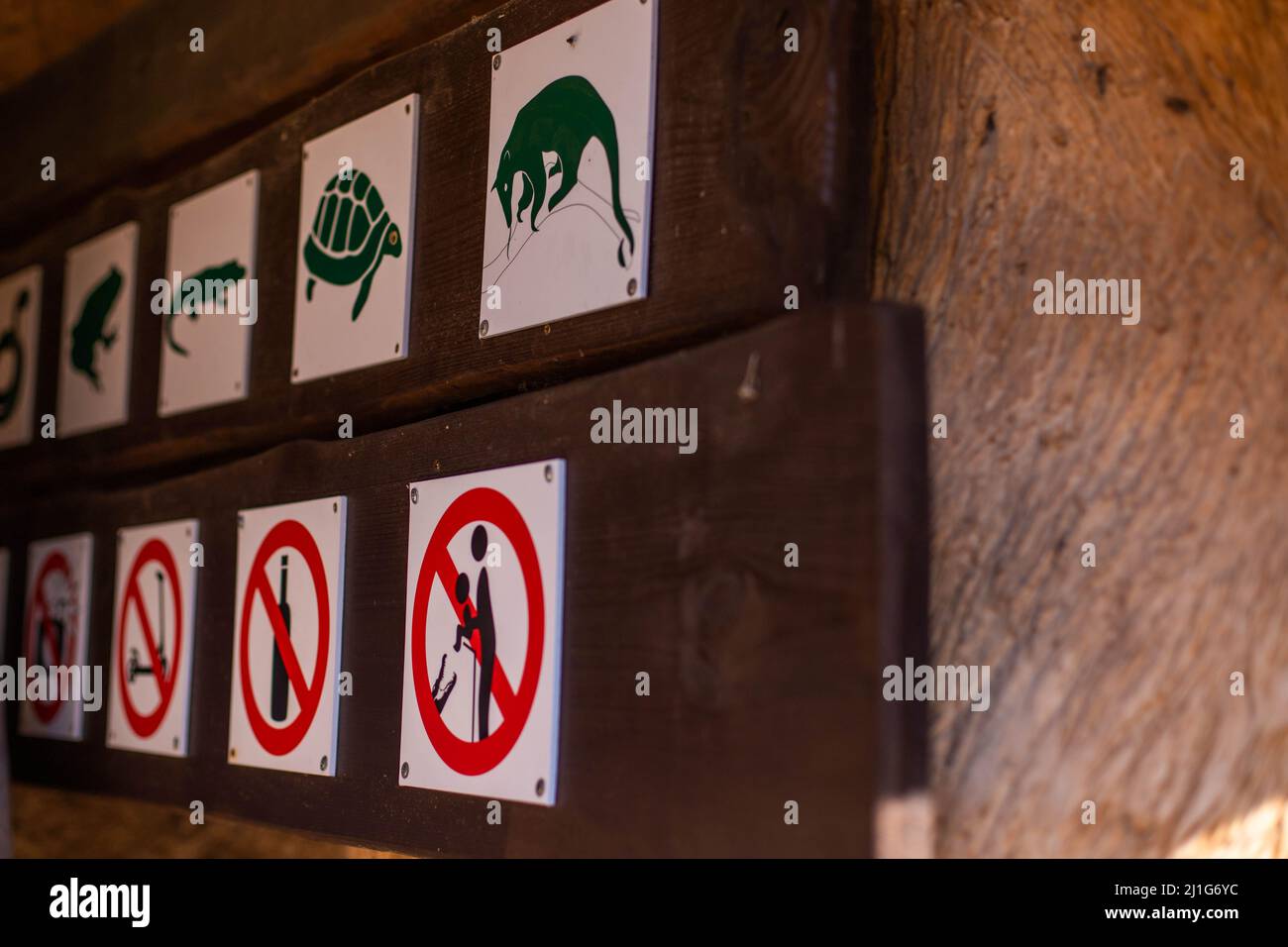 Zoo animals warning sign hi-res stock photography and images - Alamy
