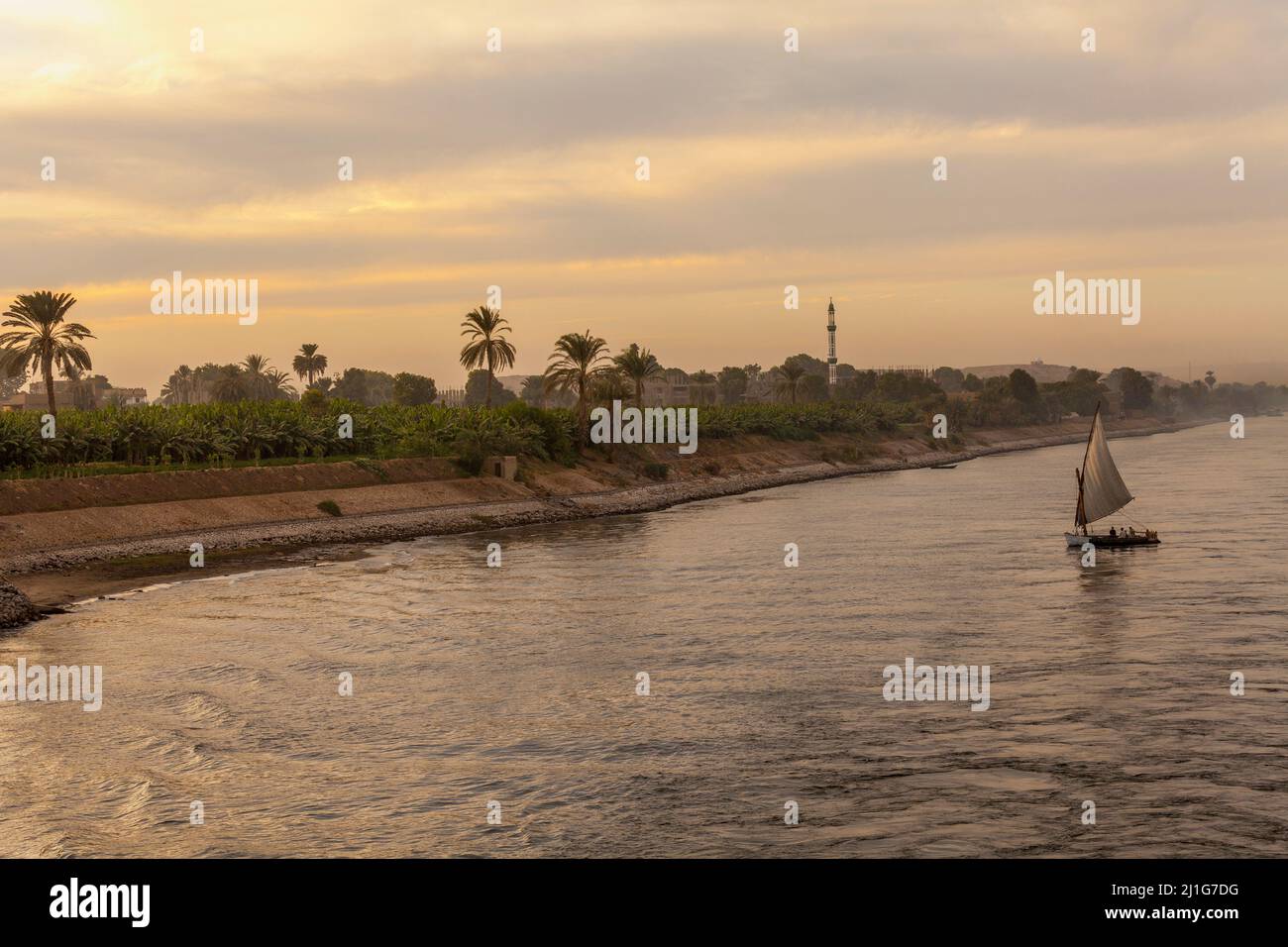 Felucca boat sailing the nile river hi-res stock photography and images ...