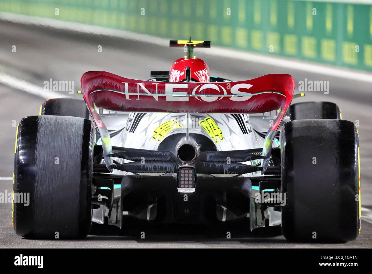 Lewis Hamilton (GBR) Mercedes AMG F1 W13 with flow-vis paint on rear ...