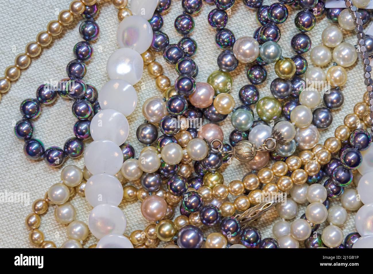 Real pearls hi-res stock photography and images - Alamy