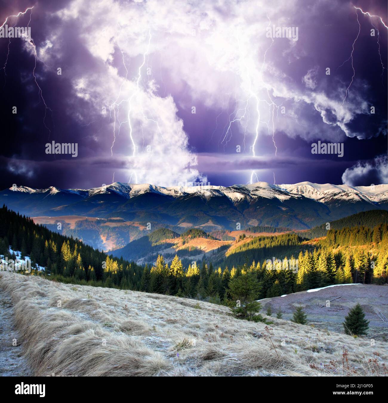 Lightning mountain hi-res stock photography and images - Alamy