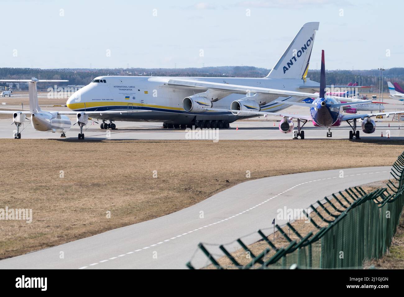 Antonov an 124 100m ruslan hi-res stock photography and images - Alamy