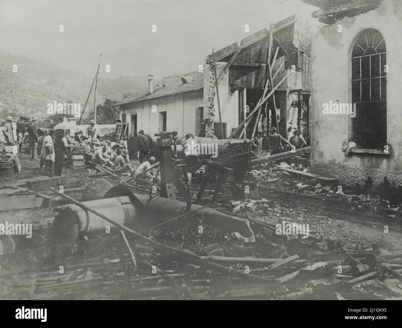 Vintage photo of the earthquake in italy hi-res stock photography and ...