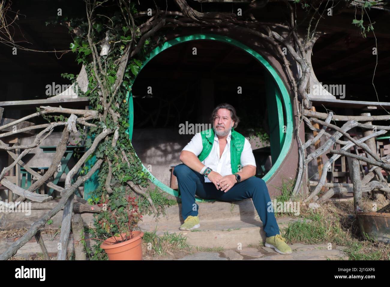Man looking round sitting on hi-res stock photography and images - Alamy