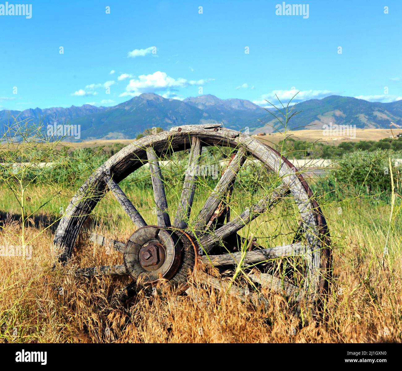 Broken down wagon wheel hi-res stock photography and images - Alamy