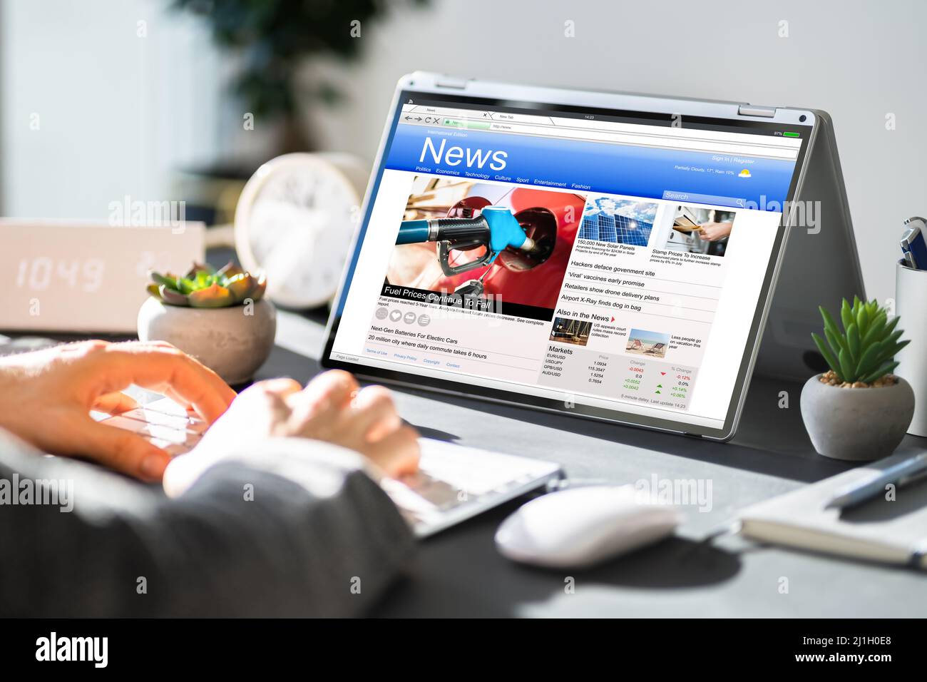 Screen reading hi-res stock photography and images - Alamy