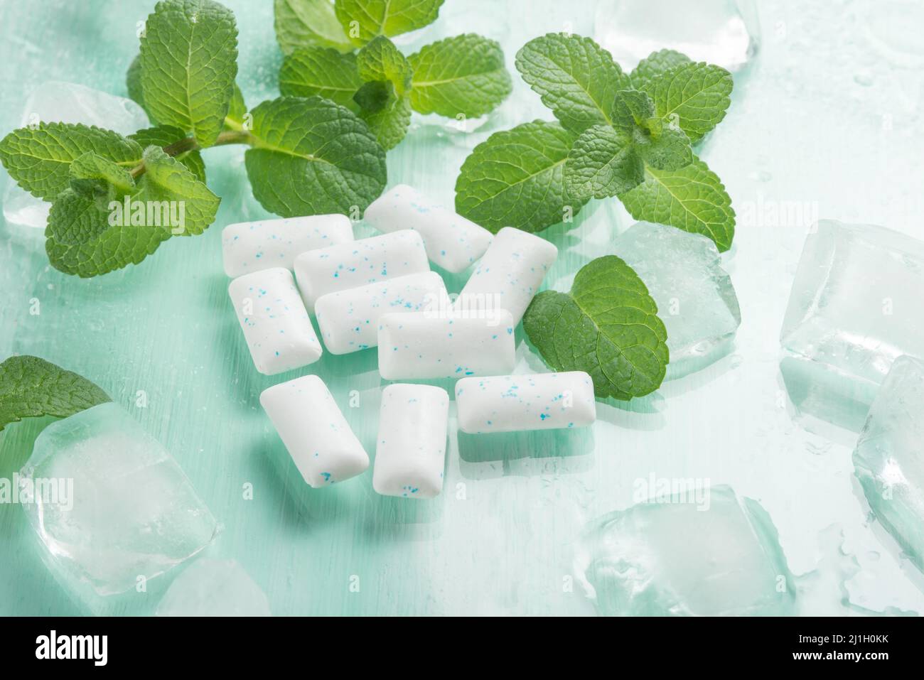 Chewing gum with mint and ice Stock Photo - Alamy