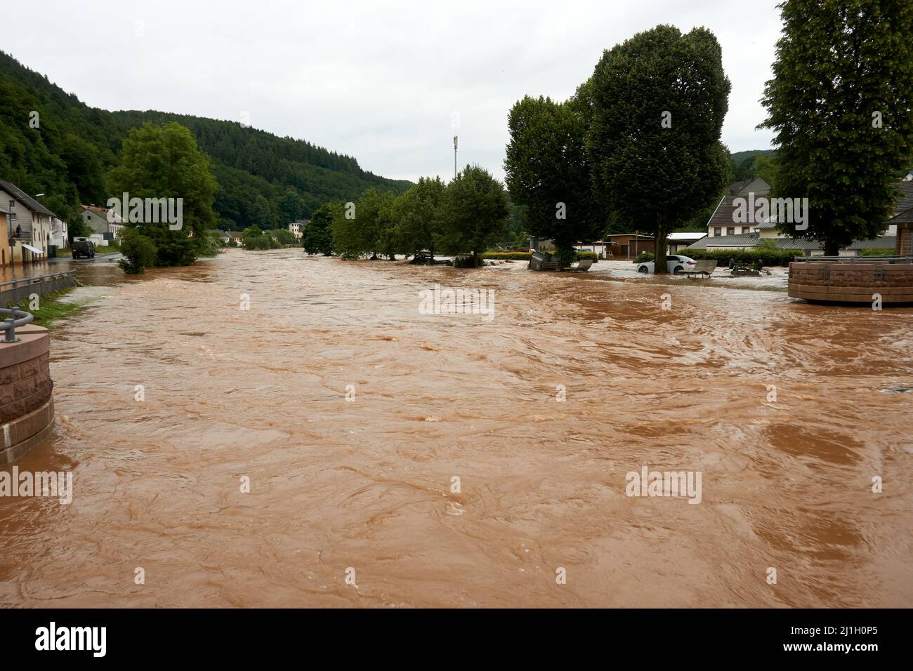 summer flood of the Kyll in Muerlenbach in the Eifel in July 2021 Stock ...