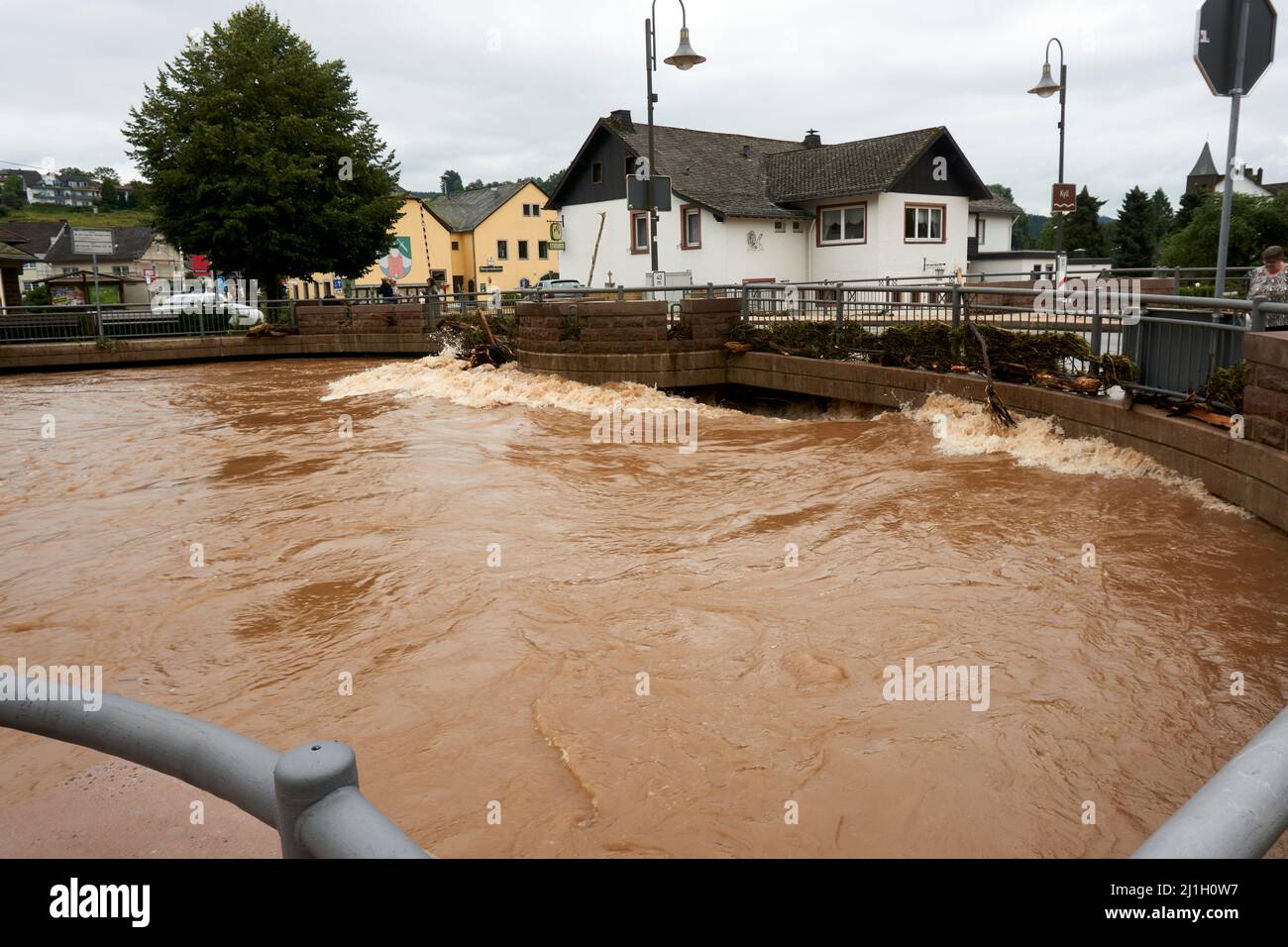 summer flood of the Kyll in Muerlenbach in the Eifel in July 2021 Stock ...