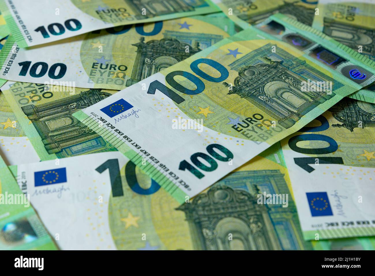 Banknotes of 100 hundred Euros. European currency Stock Photo - Alamy