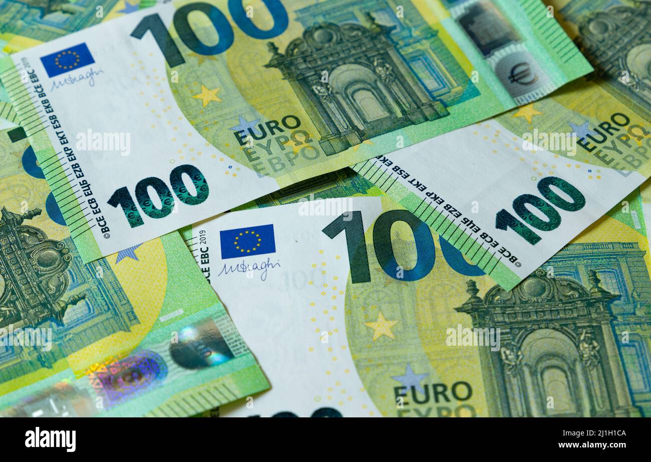 Banknotes of 100 hundred Euros. European currency Stock Photo - Alamy
