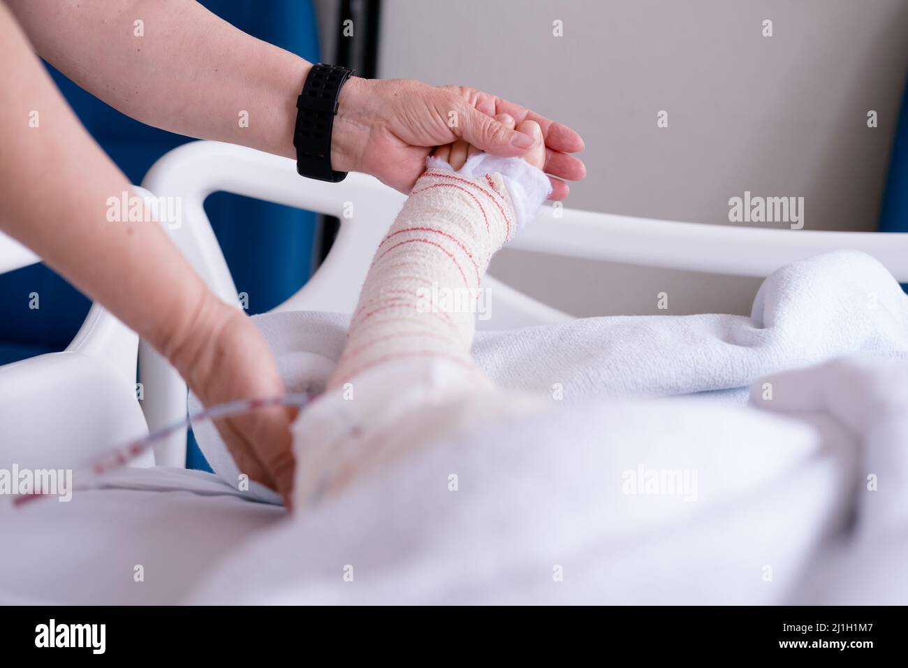 People help accident person hi-res stock photography and images - Alamy