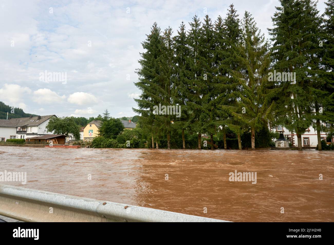 summer flood of the Kyll in Muerlenbach in the Eifel in July 2021 Stock ...