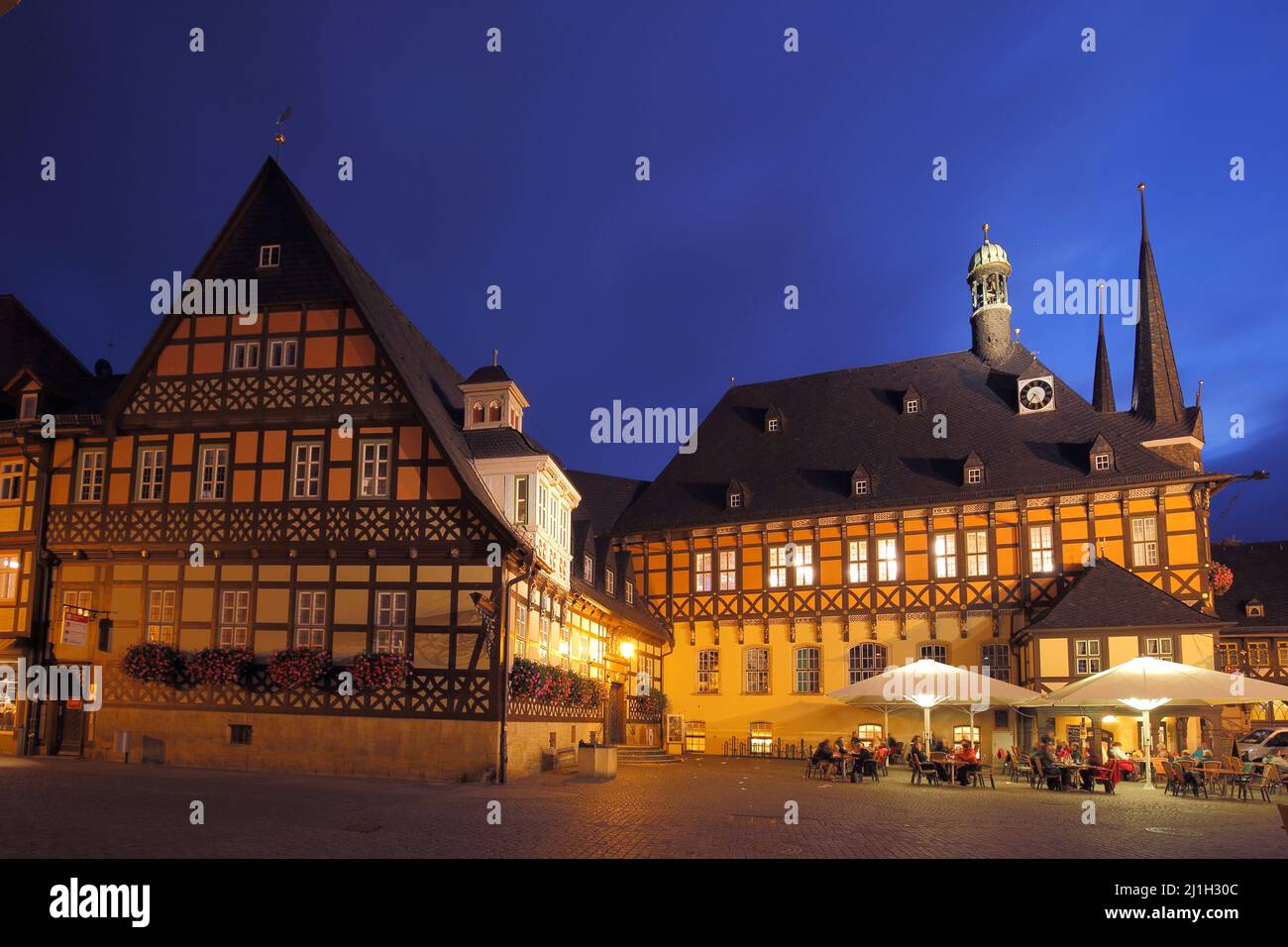 Market square with town hall during the blue hour in Wernigerode ...