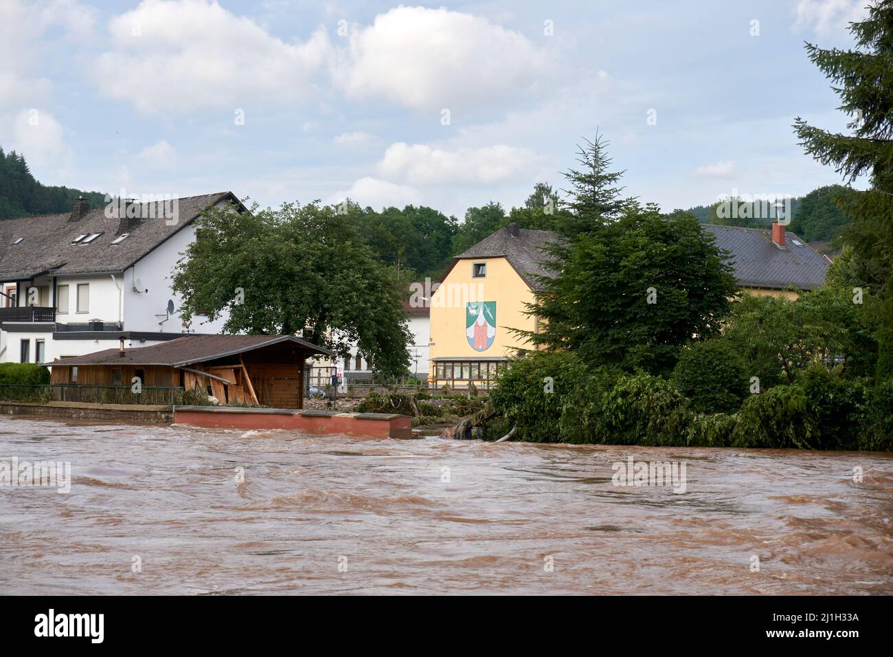 summer flood of the Kyll in Muerlenbach in the Eifel in July 2021 Stock ...