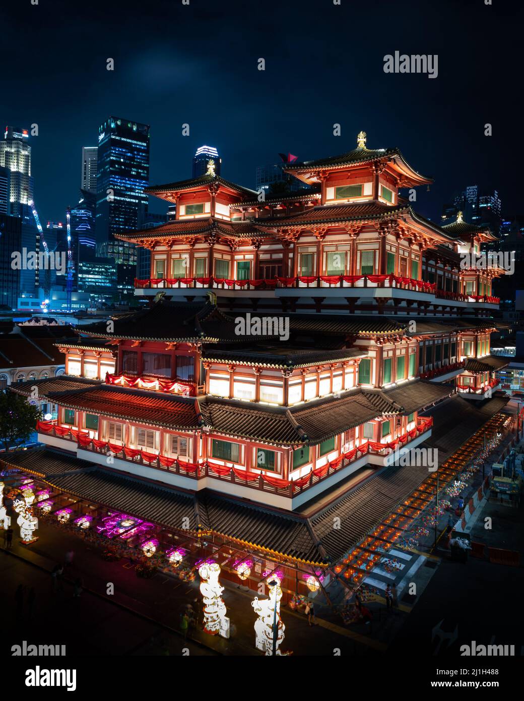 A magnificent view of the Buddha Tooth Relic Temple and Museum at night ...