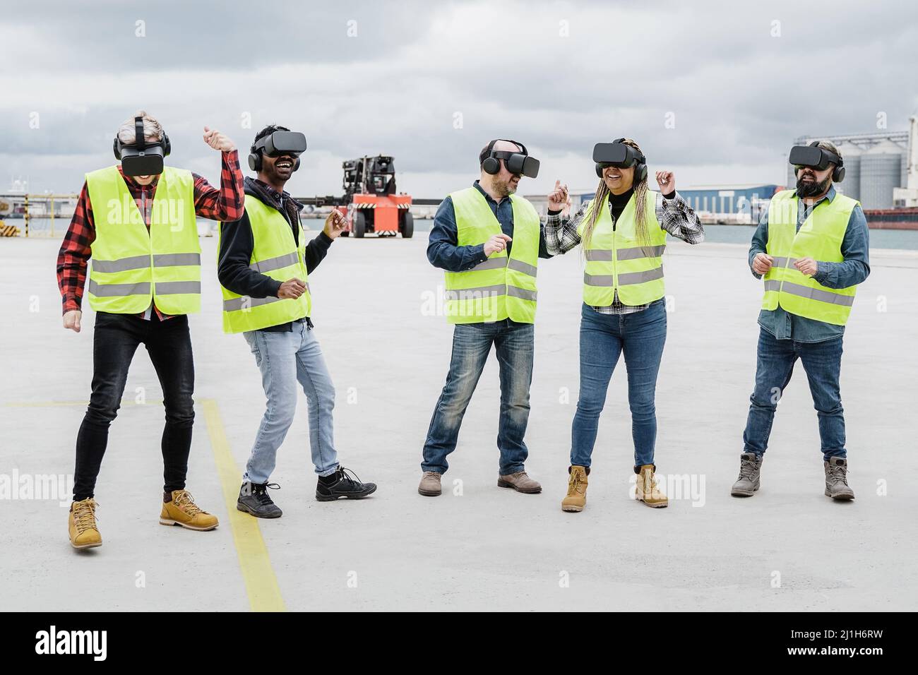 Shipping container port workers hi-res stock photography and images - Alamy