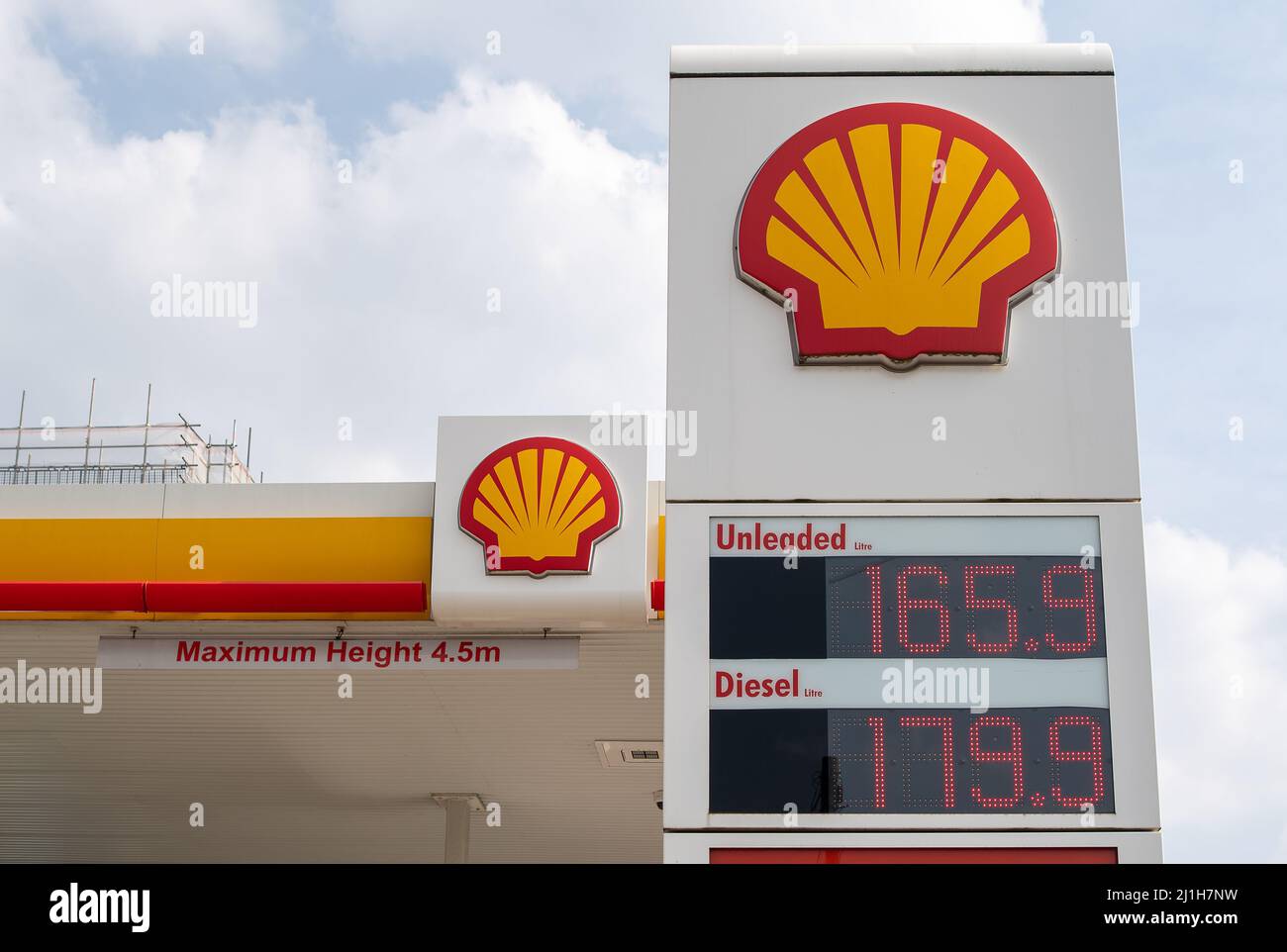 Slough, Berkshire, UK. 25th March, 2022. A Shell petrol station near ...