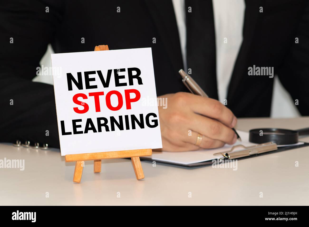 Business man with the text Never Stop Learning in a concept image Stock ...