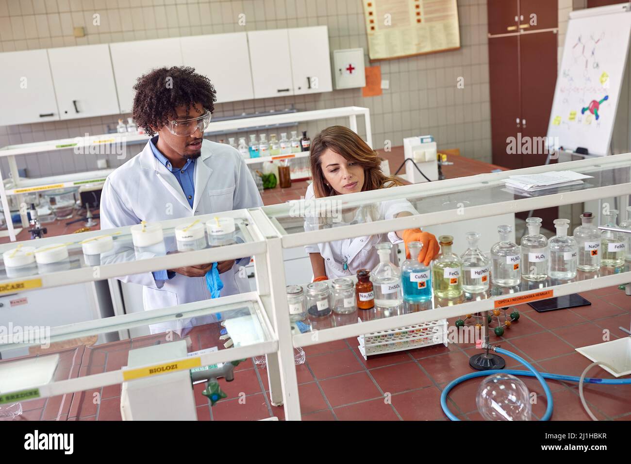 Scientists in a lab hi-res stock photography and images - Alamy
