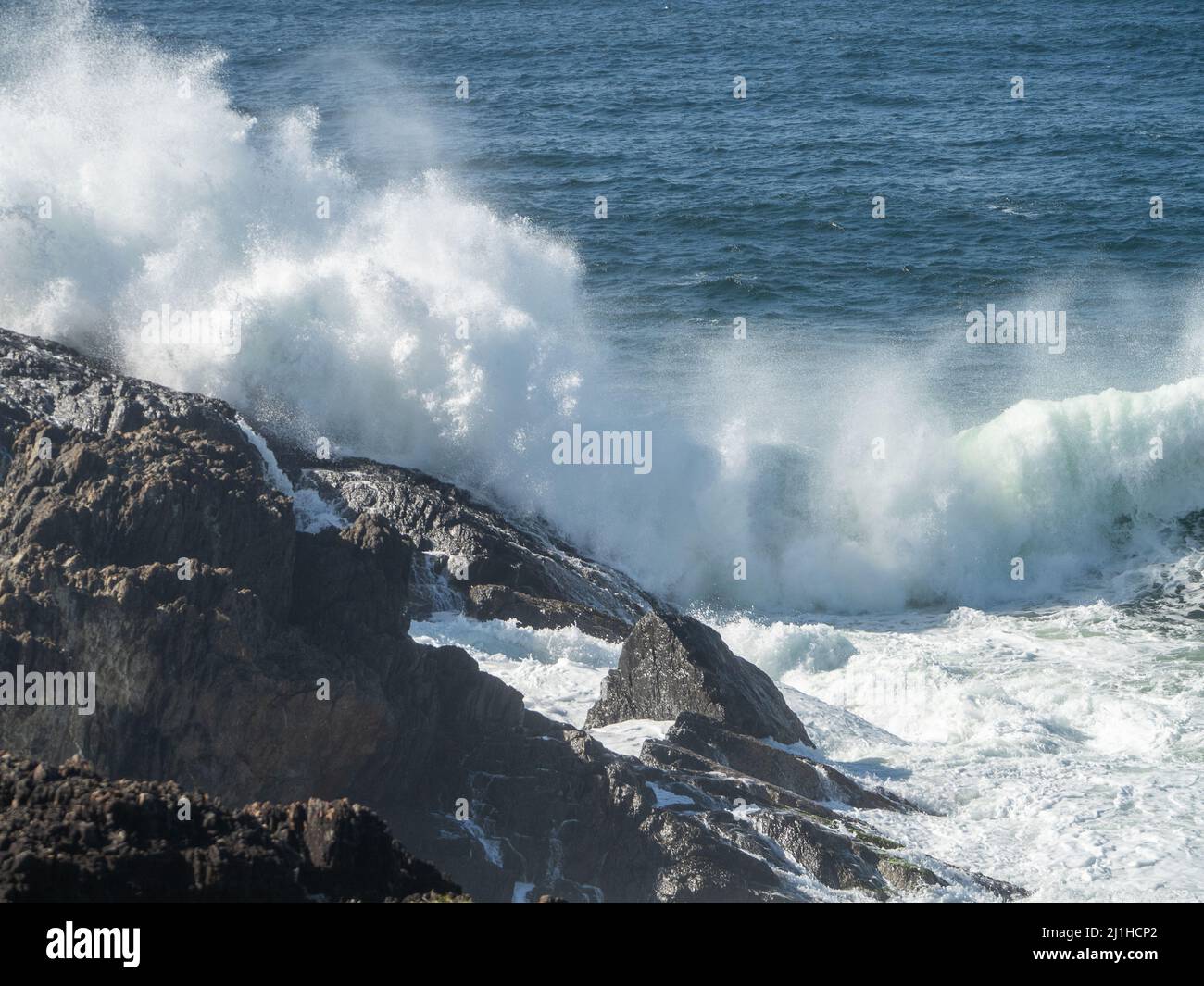 Ocean waves crashing onto rocks on the headland, Pacific Ocean, Sawtell ...