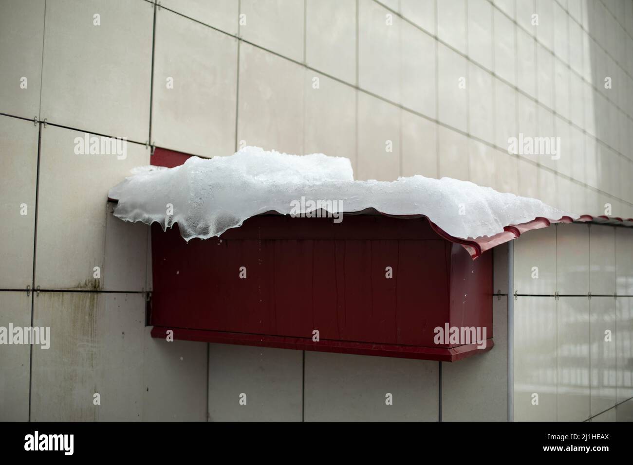 Snow on building hi-res stock photography and images - Alamy