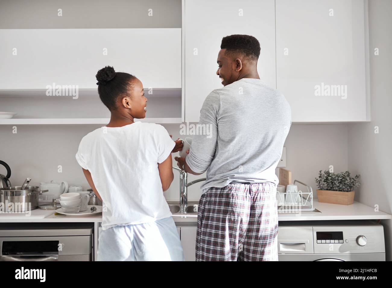 Couple washing dishes together hi-res stock photography and images - Alamy