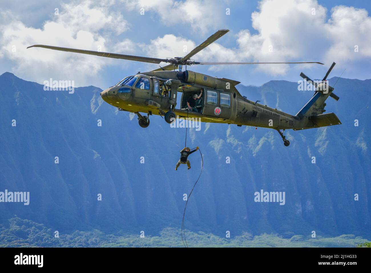 Hawaii Army National Guard Soldiers (HIARNG) with medevac units 1st ...