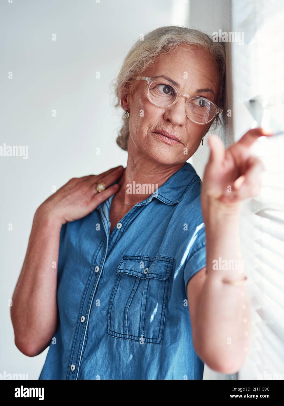 Old lady looking out window hi-res stock photography and images - Alamy