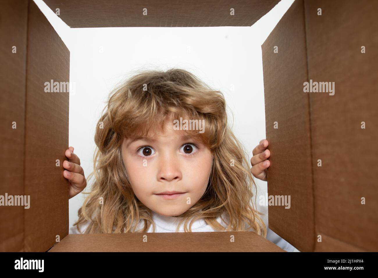 Happy kids inside cardboard box hi-res stock photography and images - Alamy