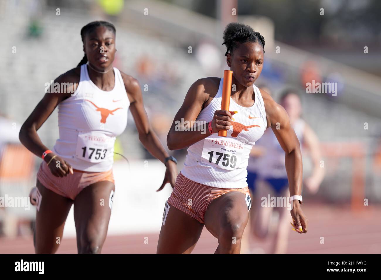 Austin, USA. 25th Mar, 2022. Kevona Davis runs the third leg on the ...