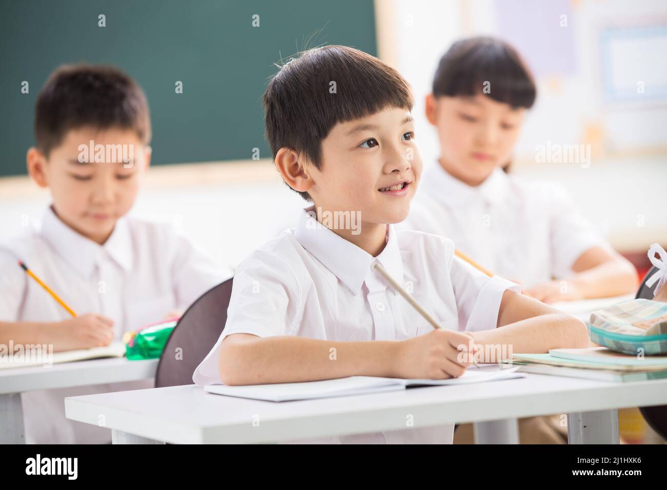 Elementary school students in the classroom learning Stock Photo - Alamy