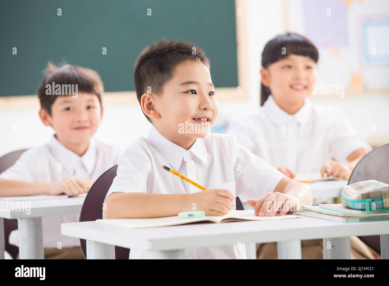 Elementary school students in the classroom learning Stock Photo - Alamy