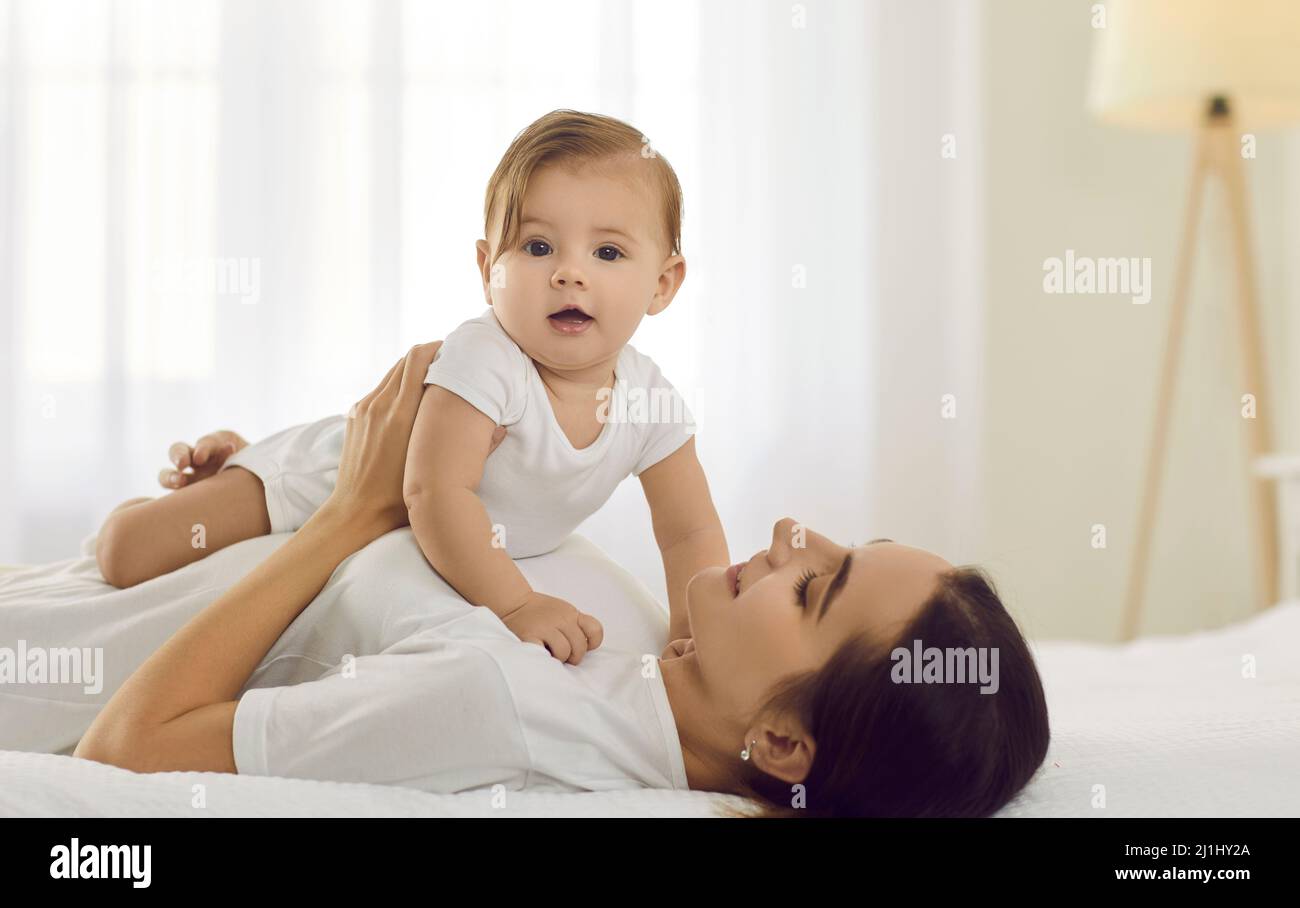 Infant mom motherhood hi-res stock photography and images - Alamy