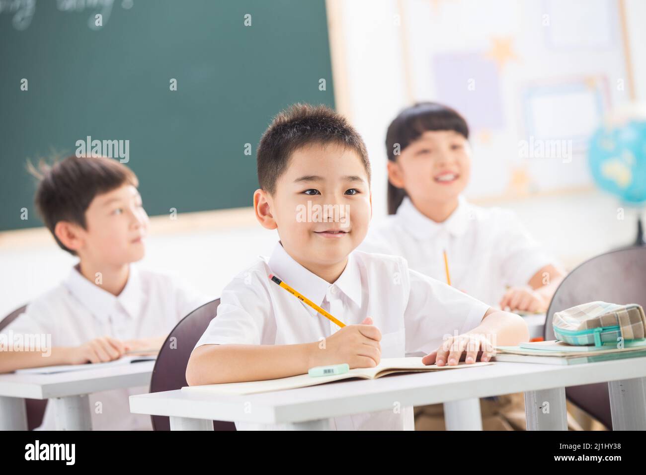 Elementary school students in the classroom learning Stock Photo - Alamy