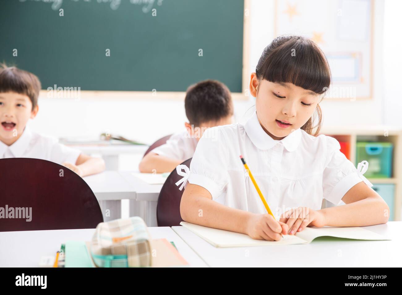 Elementary school students in the classroom learning Stock Photo - Alamy