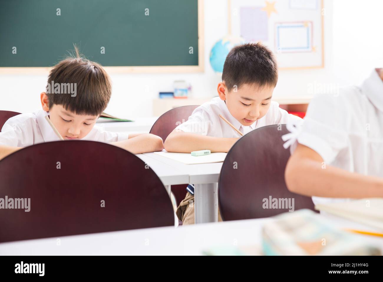 Elementary school students in the classroom learning Stock Photo - Alamy