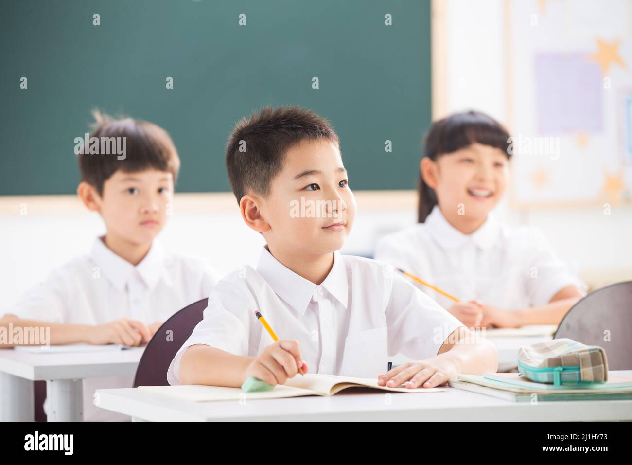 Elementary school students in the classroom learning Stock Photo - Alamy
