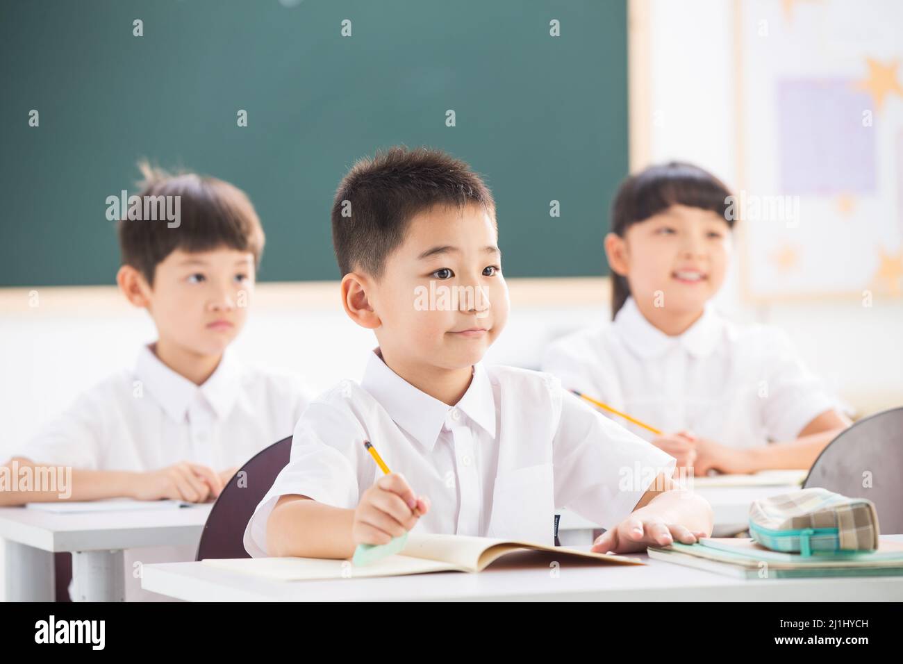 Elementary school students in the classroom learning Stock Photo - Alamy