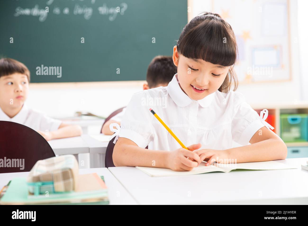 Elementary school students in the classroom learning Stock Photo - Alamy